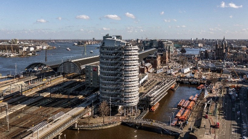 Particulier koopt kantoorgebouw Zilveren Toren in Amsterdam van DWS