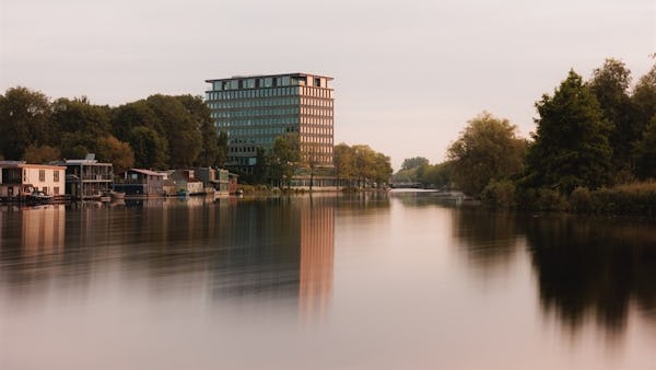 Motherson huurt kantoorruimte in kantoorgebouw Staal-Kade te Amsterdam